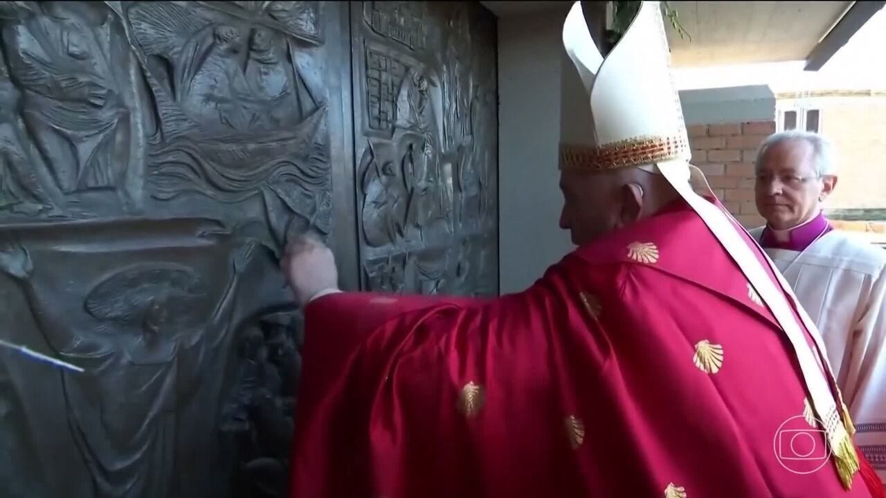 Papa inaugura Porta Santa na capela da maior prisão da Itália | G1