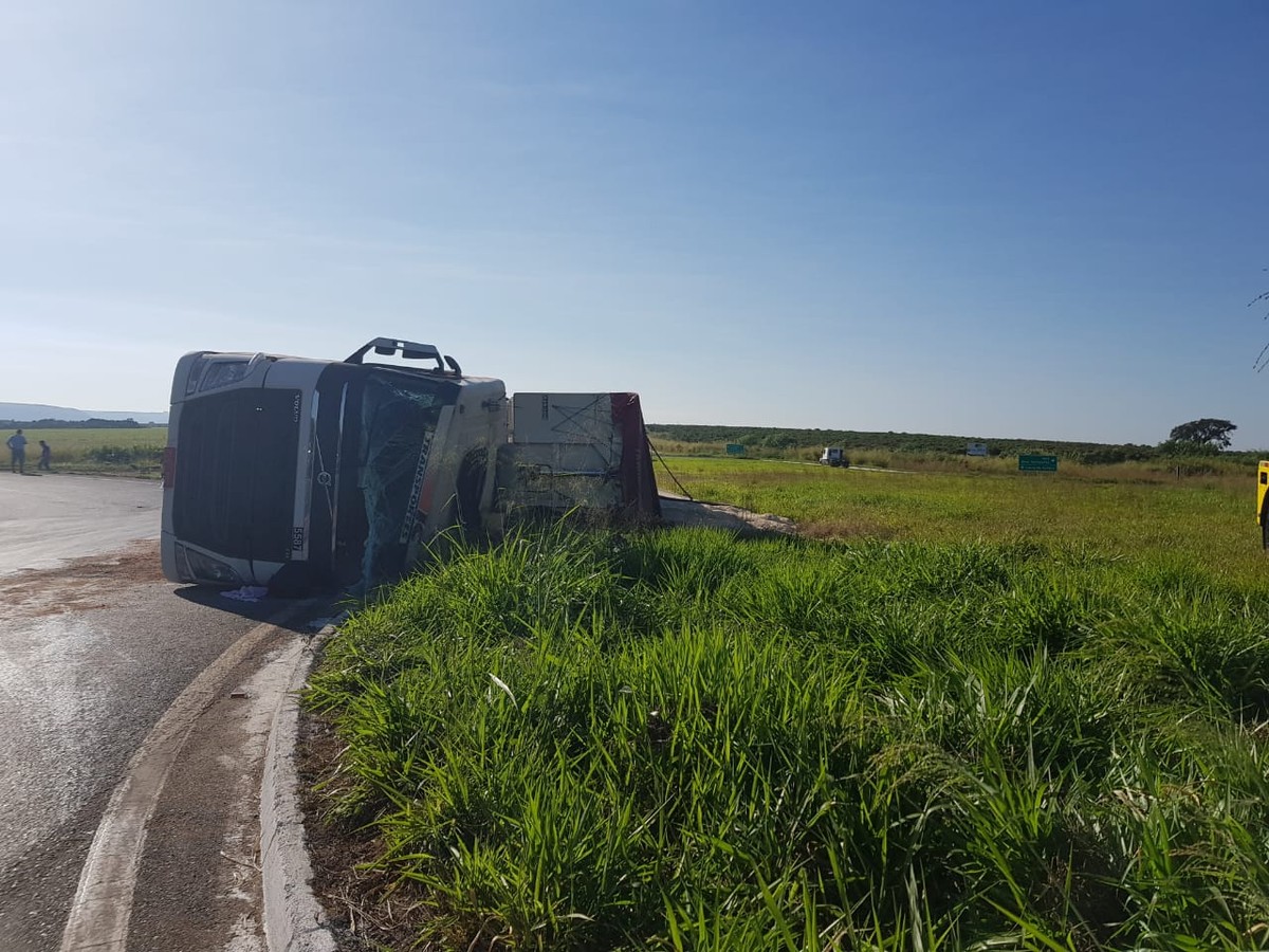 Motorista morre após tombar carreta em Serra do Salitre | Triângulo Mineiro | G1