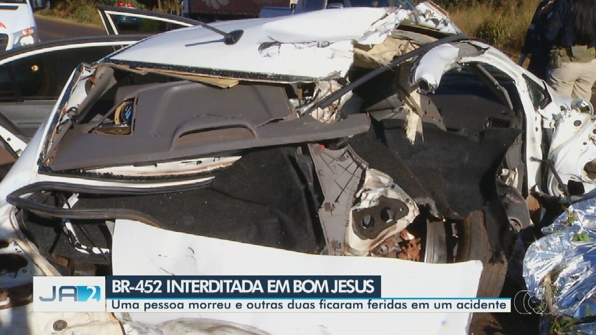 Acidente mata uma pessoa e deixa duas feridas na BR-452 | Trânsito GO | G1