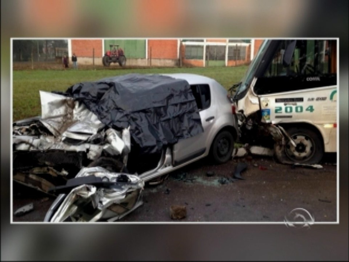 Acidente entre micro-ônibus e carro deixa um morto e feridos em Soledade