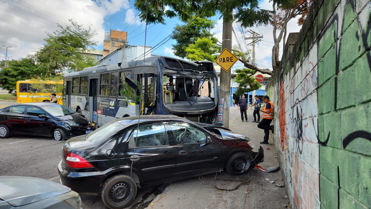 Ônibus desgovernado atinge cinco carros e bate em poste em Belo Horizonte | Minas Gerais | G1