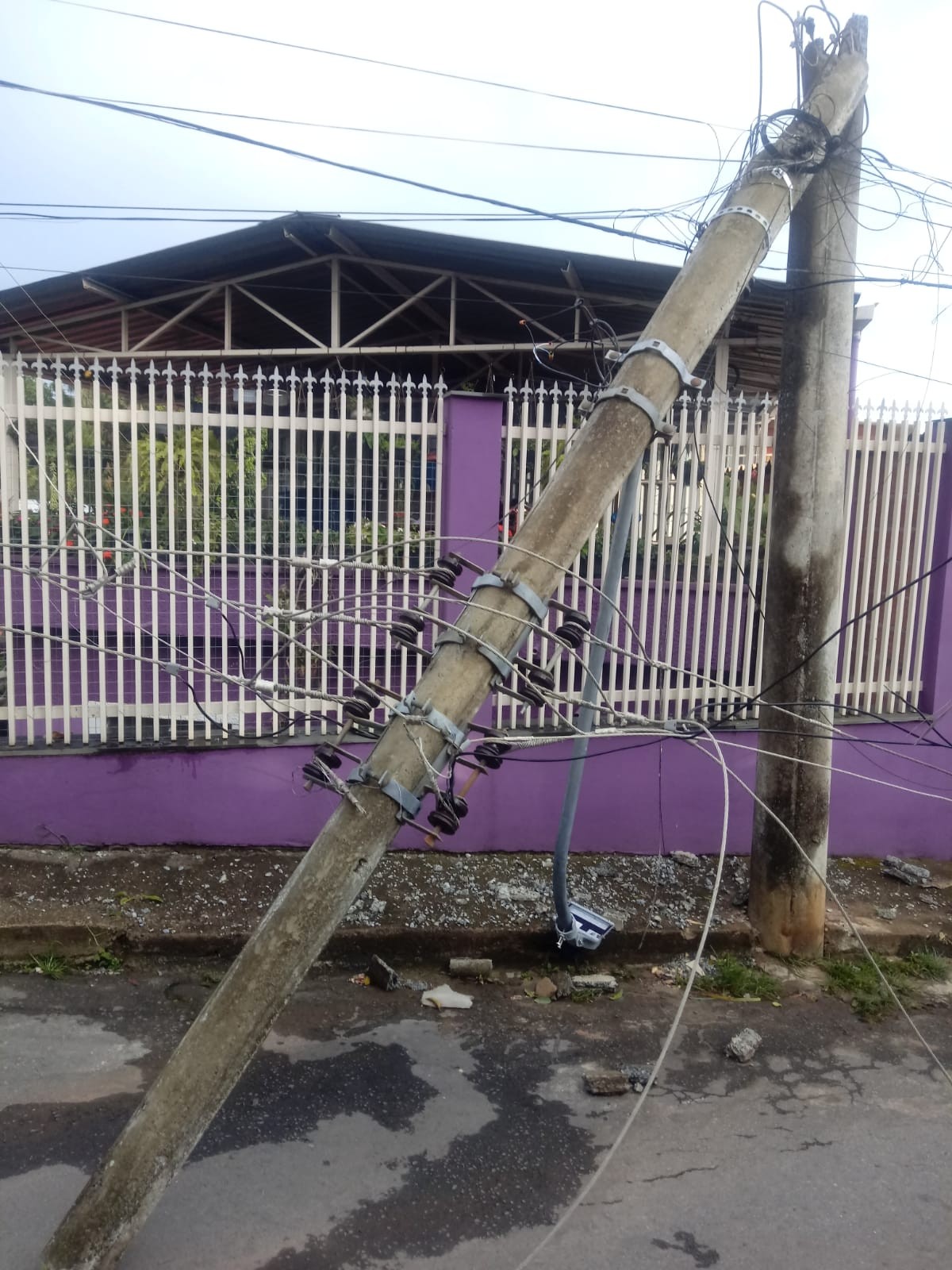 Poste partido ao meio, casas destelhadas e árvores caídas: temporal ...
