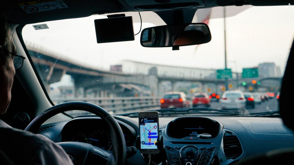 Motoristas de app trabalham até 60h, ganham menos de R$4 mil e vivem ...