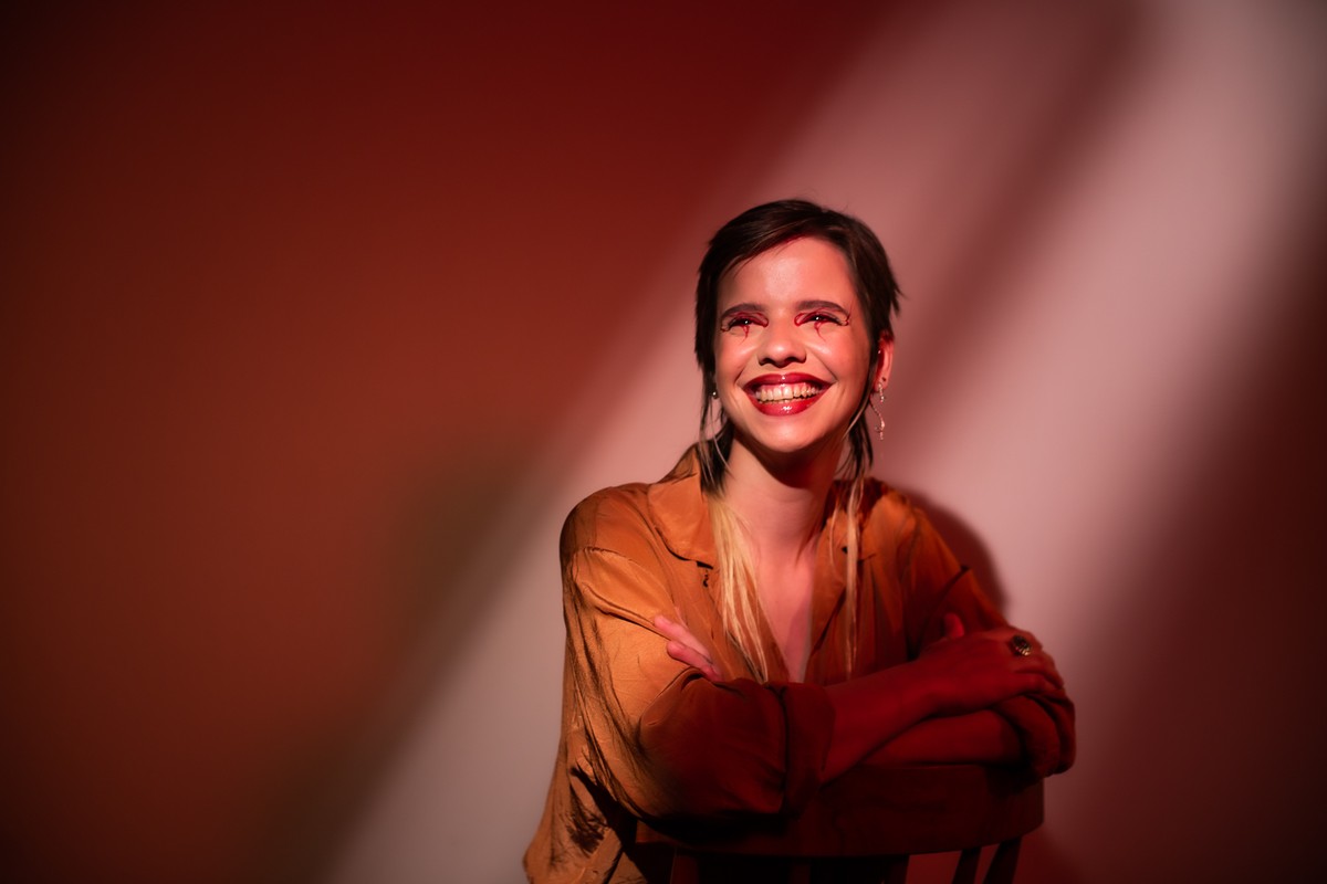 Anna Vis entrelaça músicas e poemas no primeiro álbum, 'Como um bicho ...