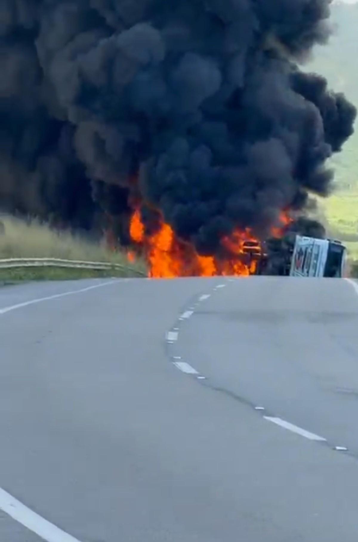 Acidente na BR-101 Alagoas: caminhão explode e rodovia é fechada | G1