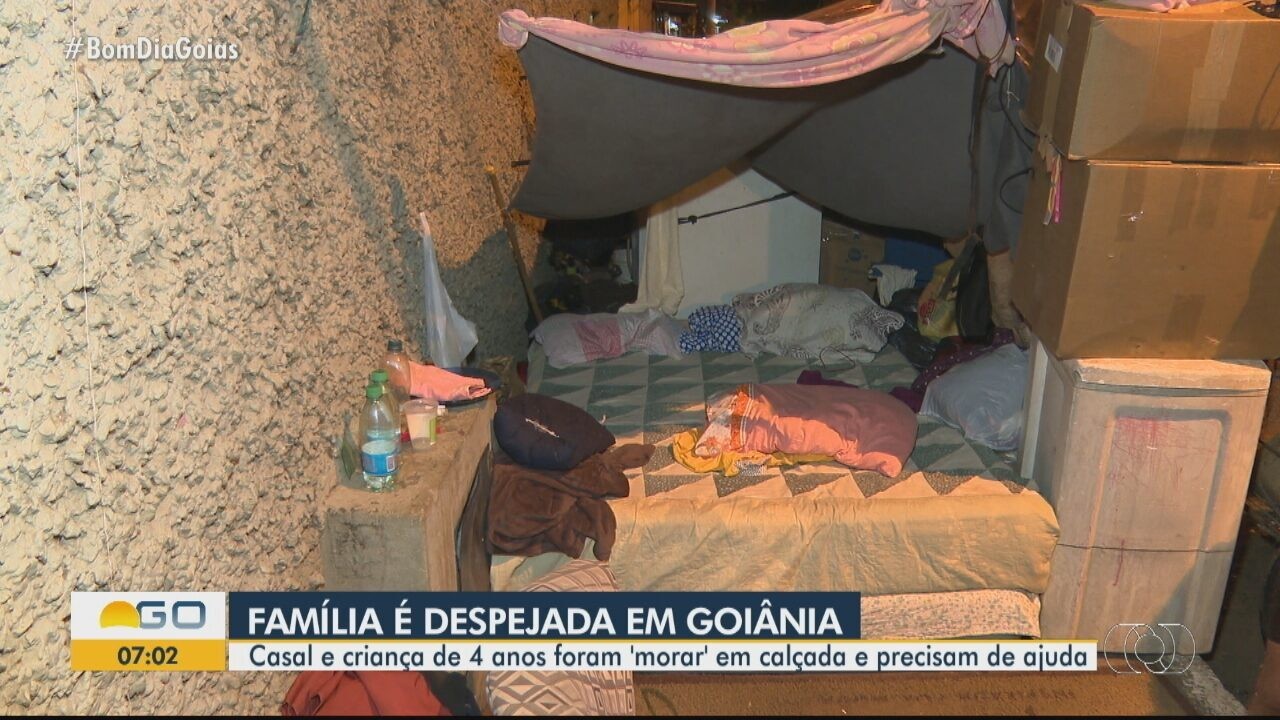 Família é despejada de casa por não conseguir pagar aluguel e passa a ...