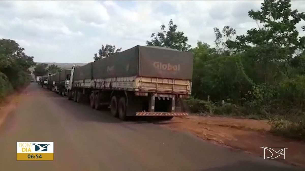 Manifestantes realizam protesto e interditam a MA-006 | Maranhão | G1