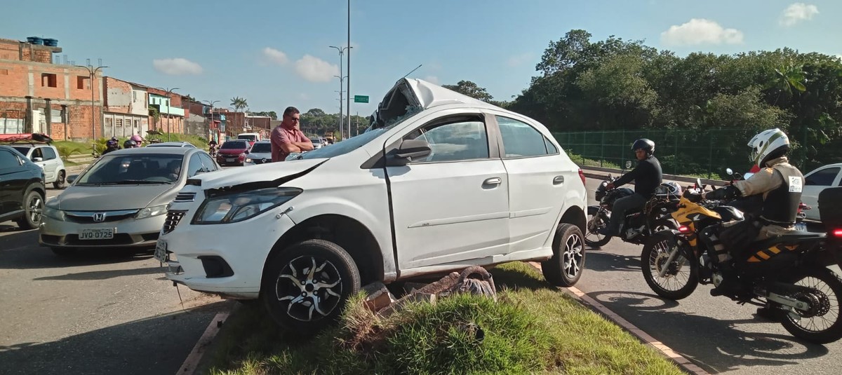 Motorista dorme ao volante, invade canteiro e derruba poste na av. João Paulo II, na Grande ...
