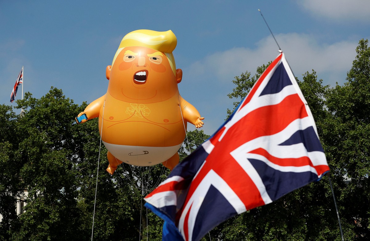 Balão 'bebê Trump' é usado em protesto contra a visita do presidente ...
