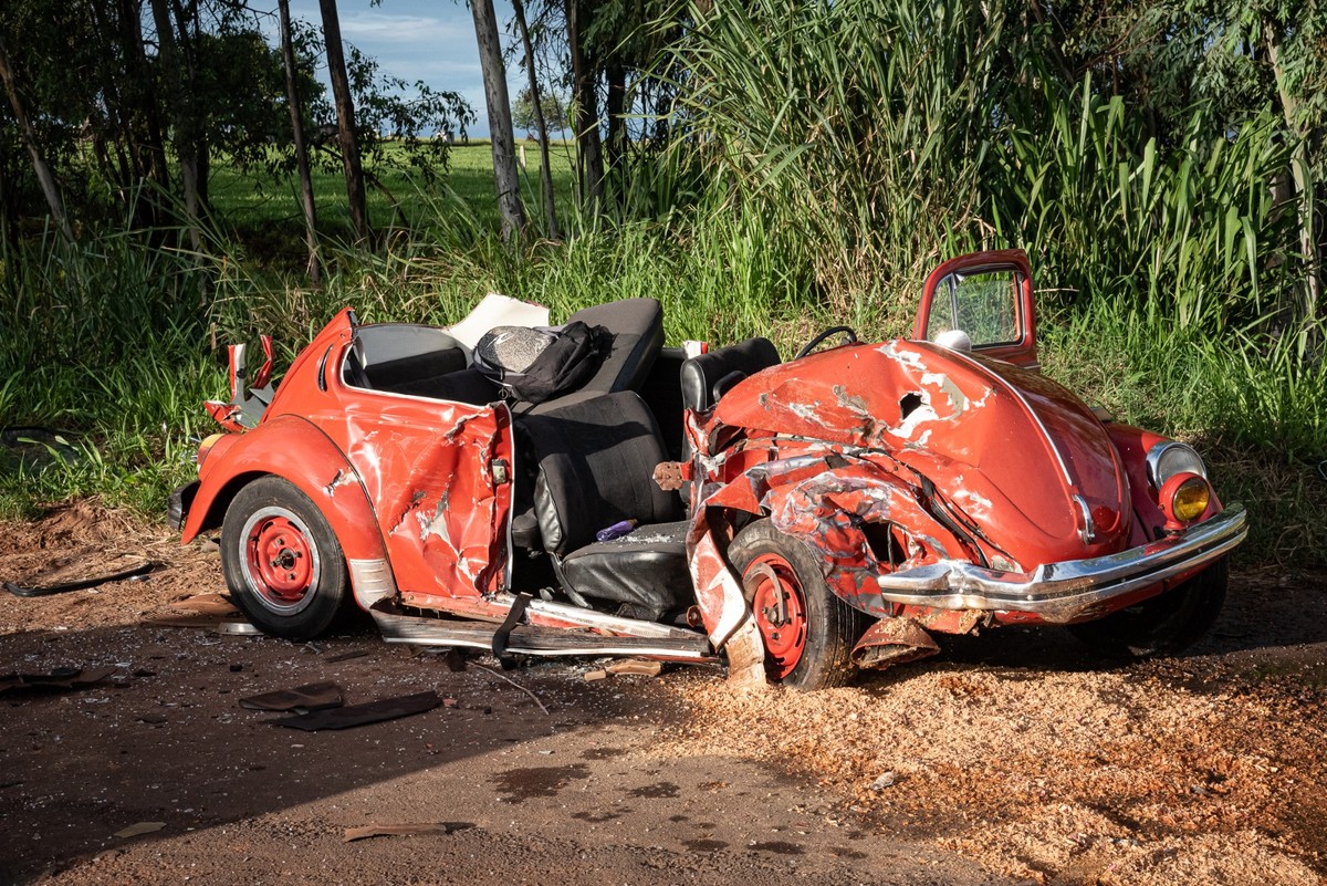 Fusca fica destruído após bater de frente contra outro veículo na PR ...