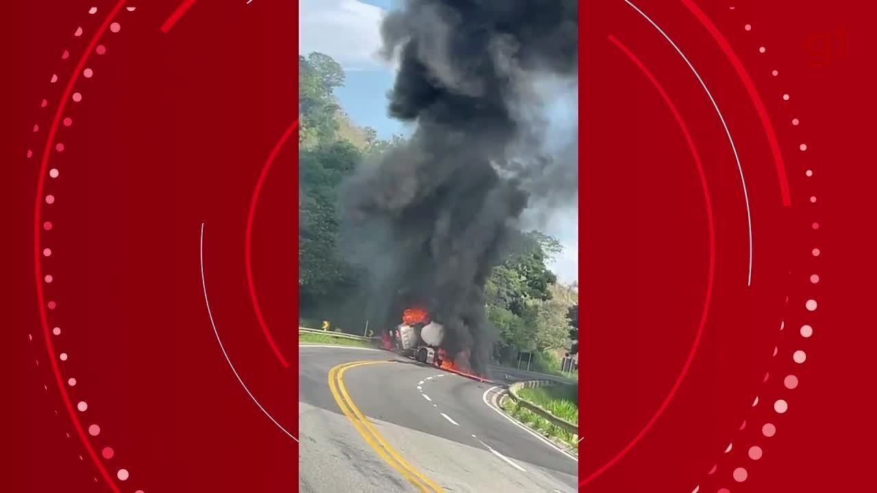 VÍDEO: caminhonete e carreta batem e pegam fogo; acidente deixa um morto na MG-050 | Centro ...