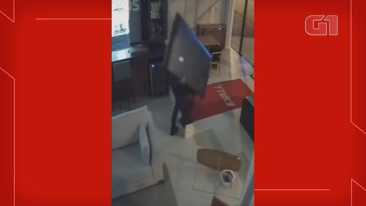 Homem flagrado furtando TV é identificado após tropeçar e deixar cair o ...