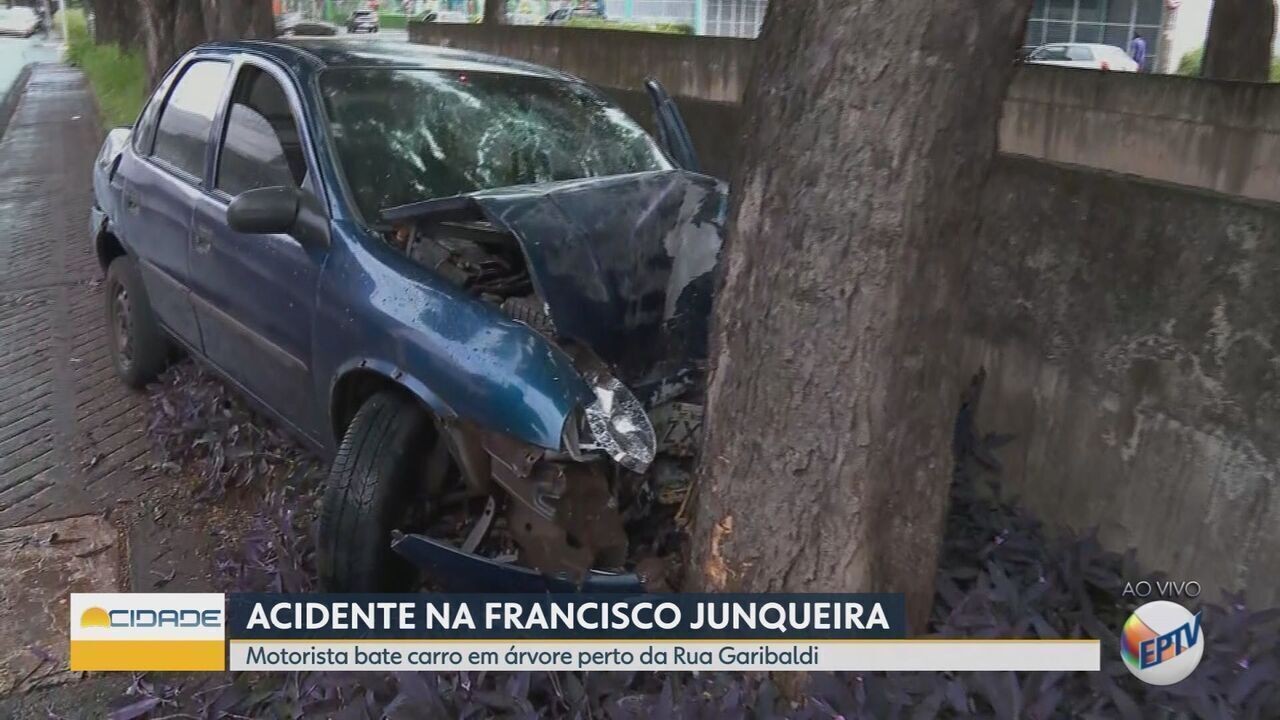 Motorista fica presa nas ferragens ao bater carro em árvore na Avenida Francisco Junqueira em ...