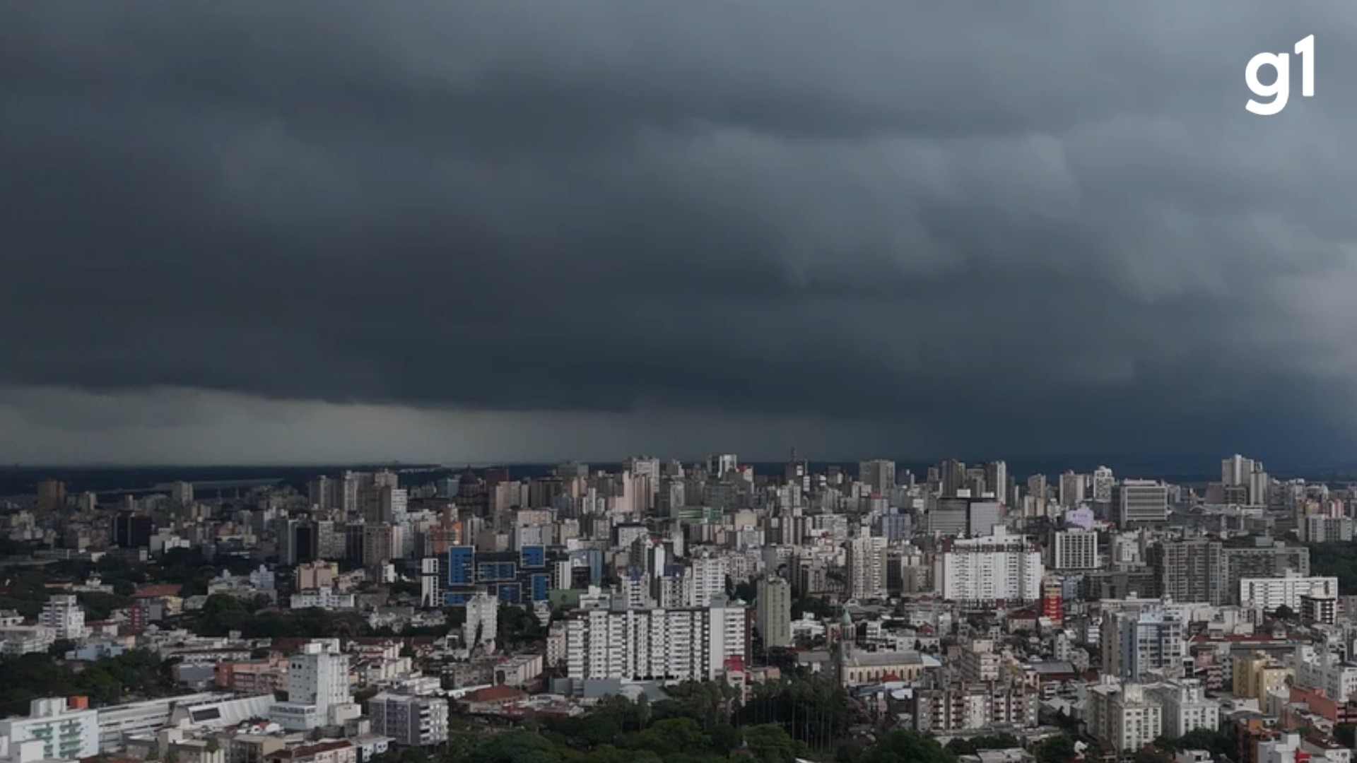 Vídeo mostra nuvem gigante chegando em Porto Alegre | G1
