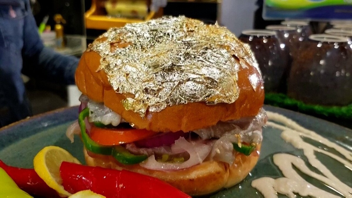 Sanduíche de peixe fermentado com folhas de ouro é servido no Egito ...