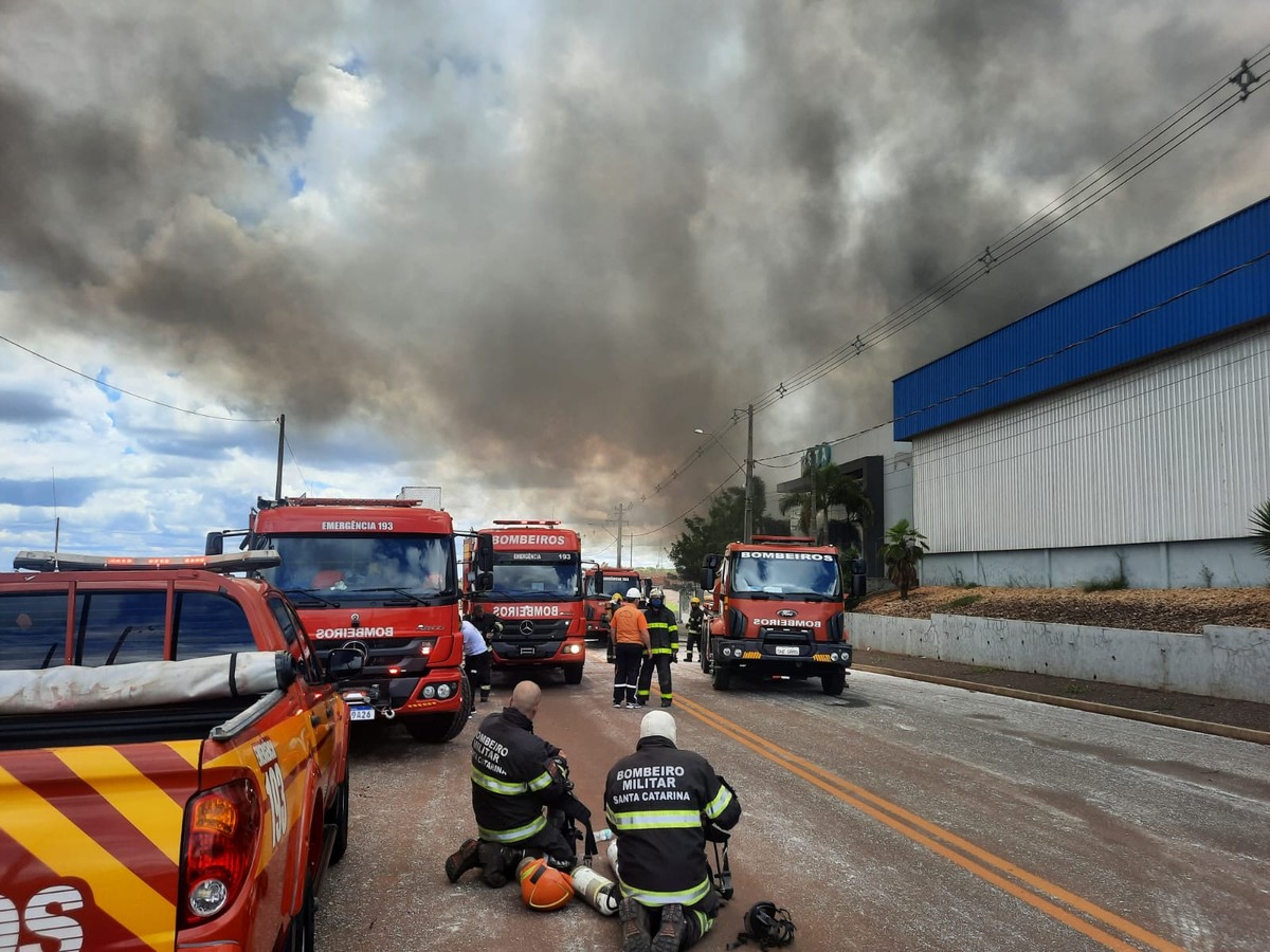 Fotos mostram fábrica após incêndio que consumiu produtos químicos e ...