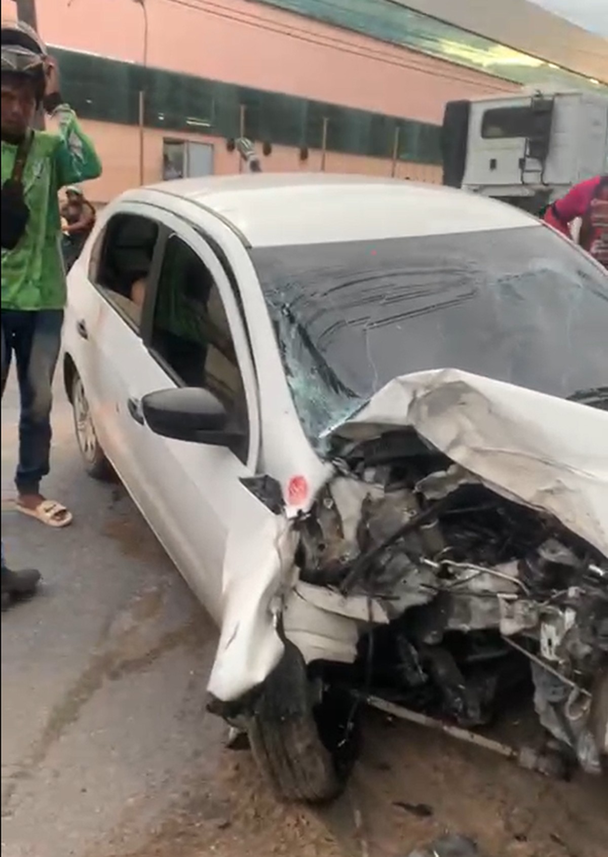 Motorista perde controle do carro e bate em poste de energia em Manaus; três ficam feridos ...