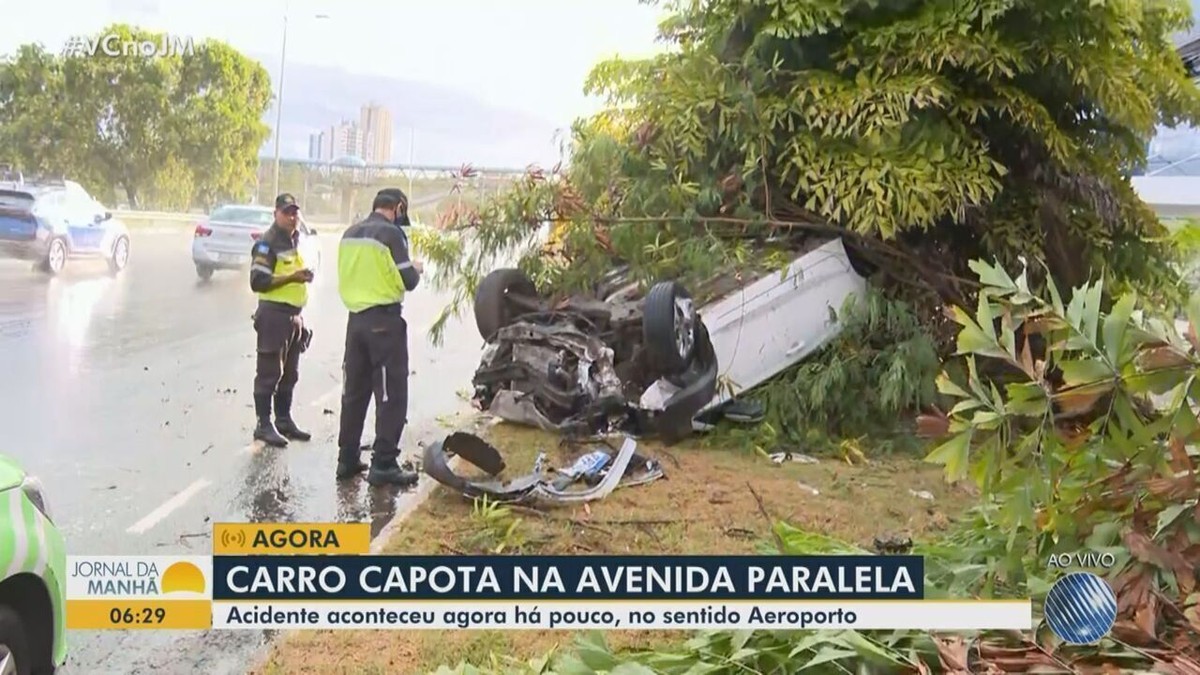 Carro fica destruído após subir em canteiro, capotar e bater em árvore na Avenida Paralela, em ...
