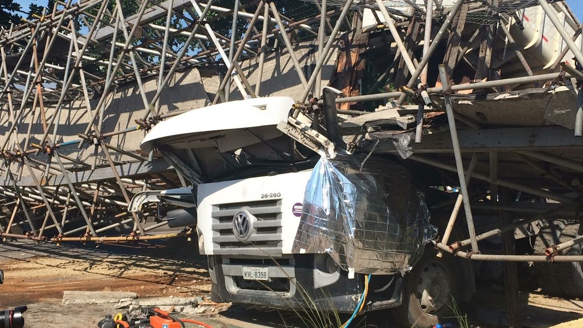 FOTOS: queda de passarela na Av. Brasil deixa 1 morto | Rio de Janeiro | G1