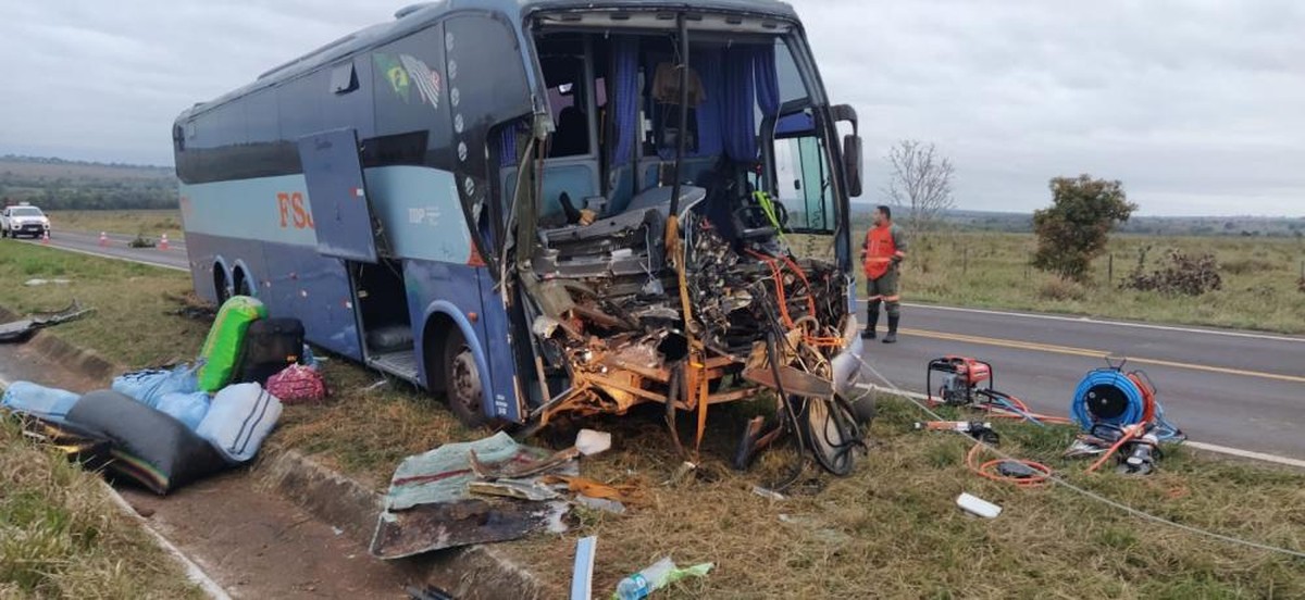 Motorista morre após ônibus bater na traseira de carreta parada em rodovia de MS | Mato Grosso ...