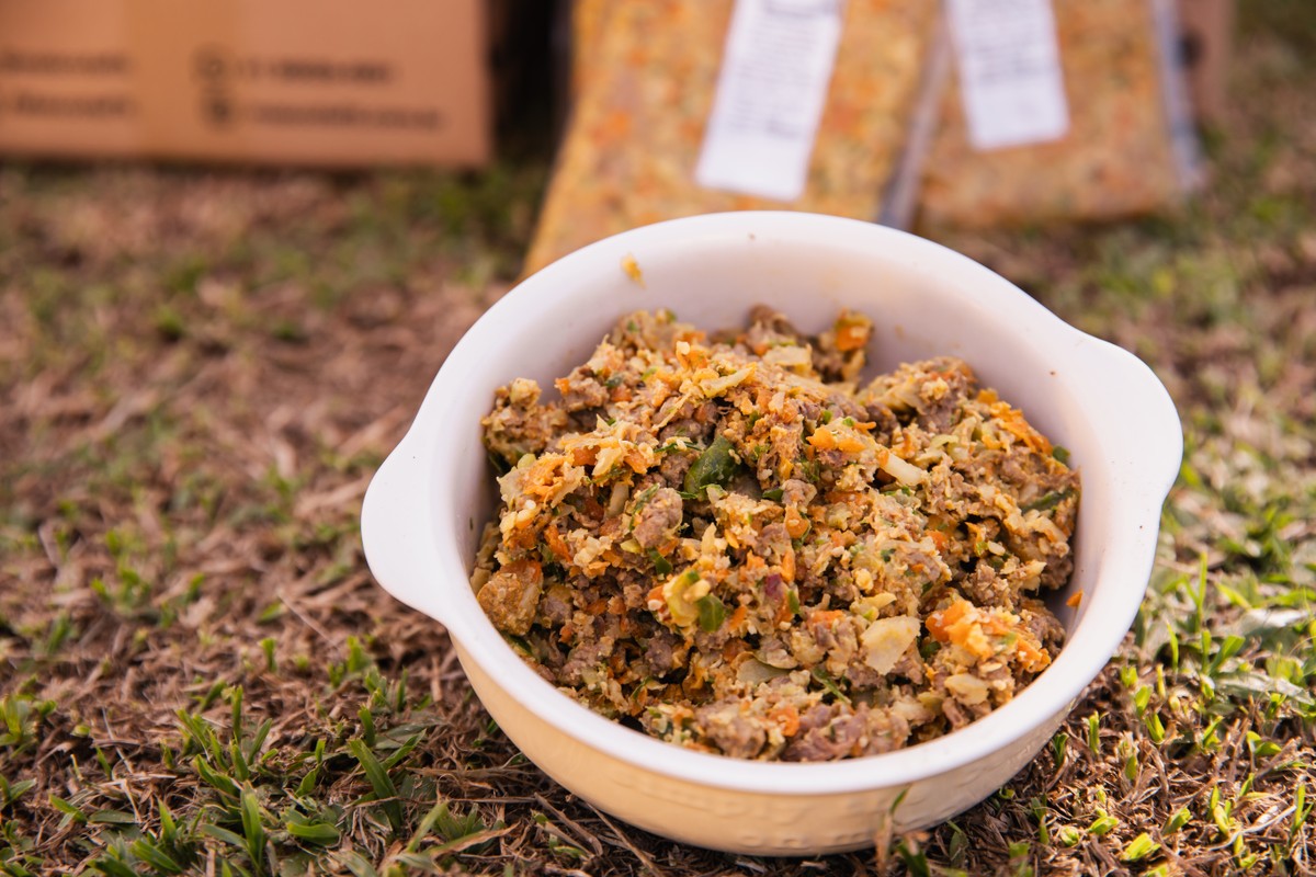 Você sabe como são feitas as comidas naturais para cães? Descubra aqui ...