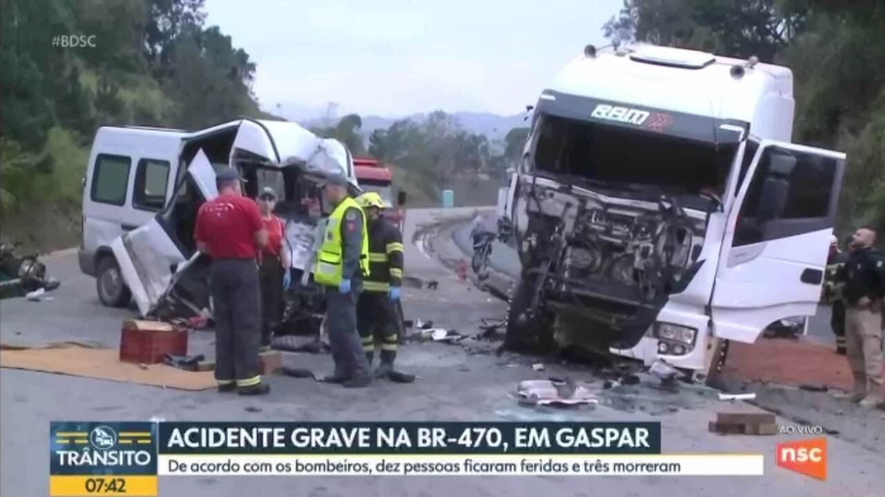 Acidente entre van e caminhão deixa 3 mortos e feridos em rodovia de SC ...