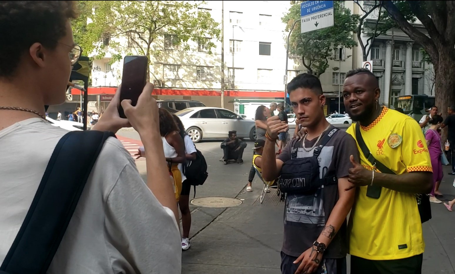 'O dono do lugar': Djonga lança álbum inédito com intervenção artística ...