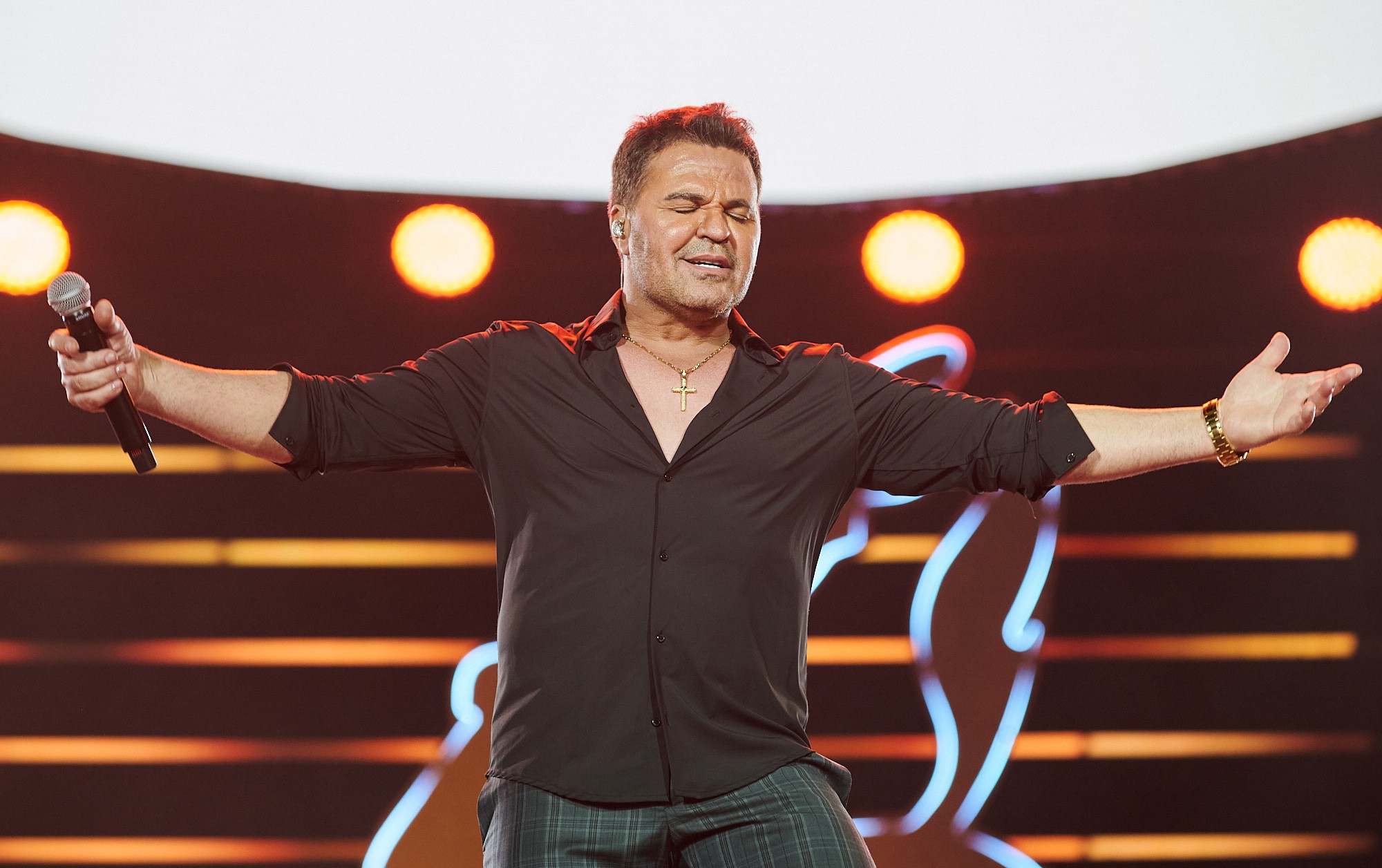 Em lágrimas, Eduardo Costa pede desculpa aos fãs em Barretos por voz rouca, canta com violão e ...