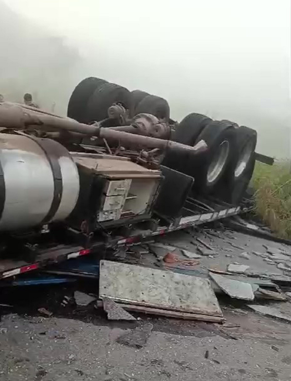 Acidente na MGC-265 em Muriaé: Caminhão de mármore capota e fecha via | G1