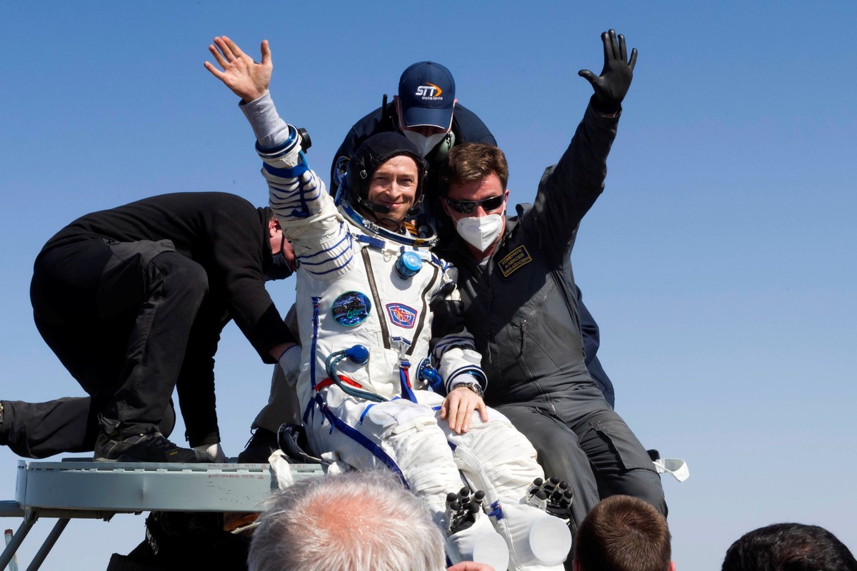Astronautas voltam à Terra após quase sete meses em estação espacial ...