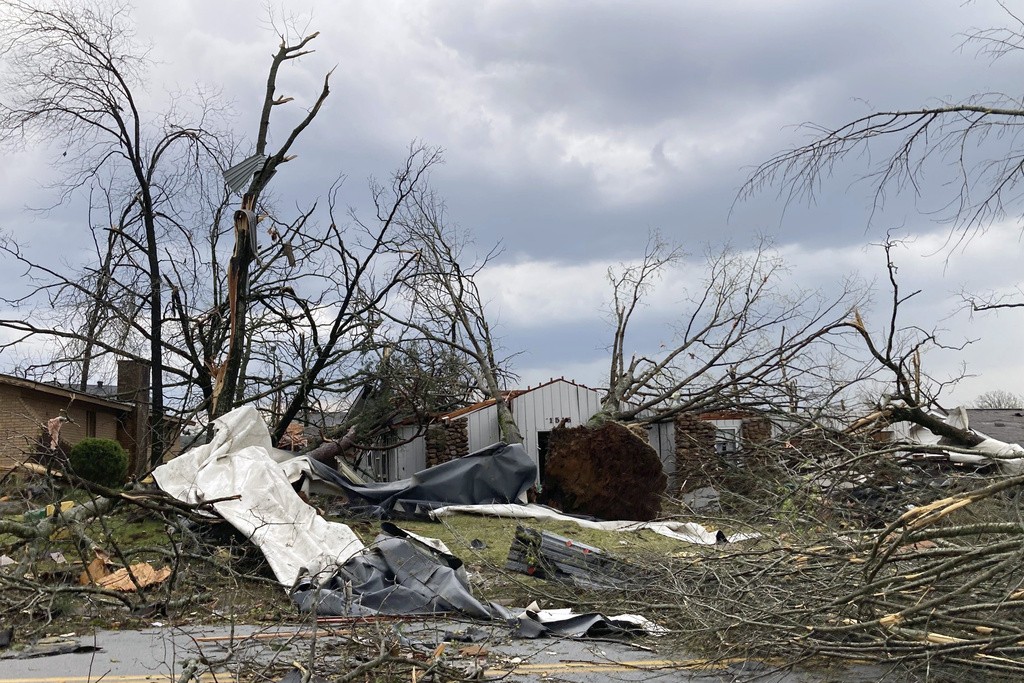 Tornado deixa dois mortos e centenas de feridos no Arkansas, Estados ...