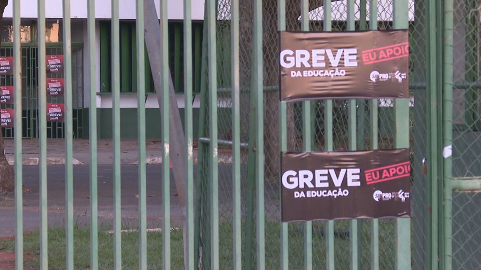 Professores da rede pública entram em greve e algumas escolas amanhecem ...