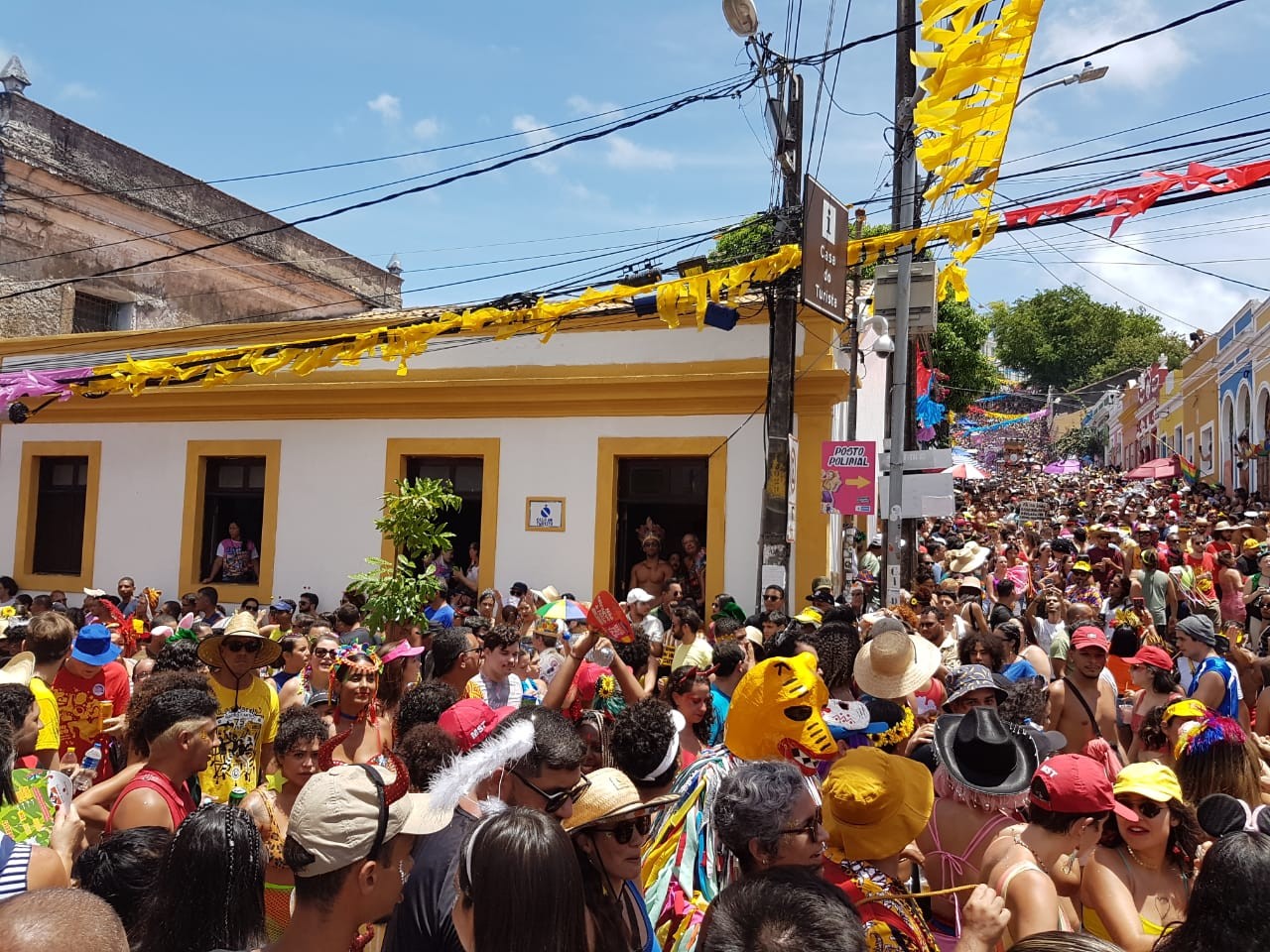 Celebrando 15 anos, Sambadeiras desfila com 200 mulheres na bateria e pinta de lilás as ladeiras ...
