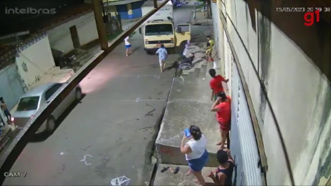 Caminhão desgovernado desce ladeira, bate em moto e faz curva sozinho, no interior do Pará ...