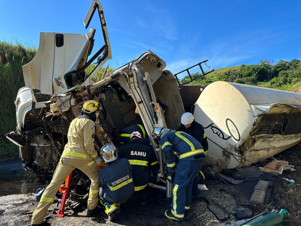 Motorista fica gravemente ferido após tombar caminhão carregado de ...