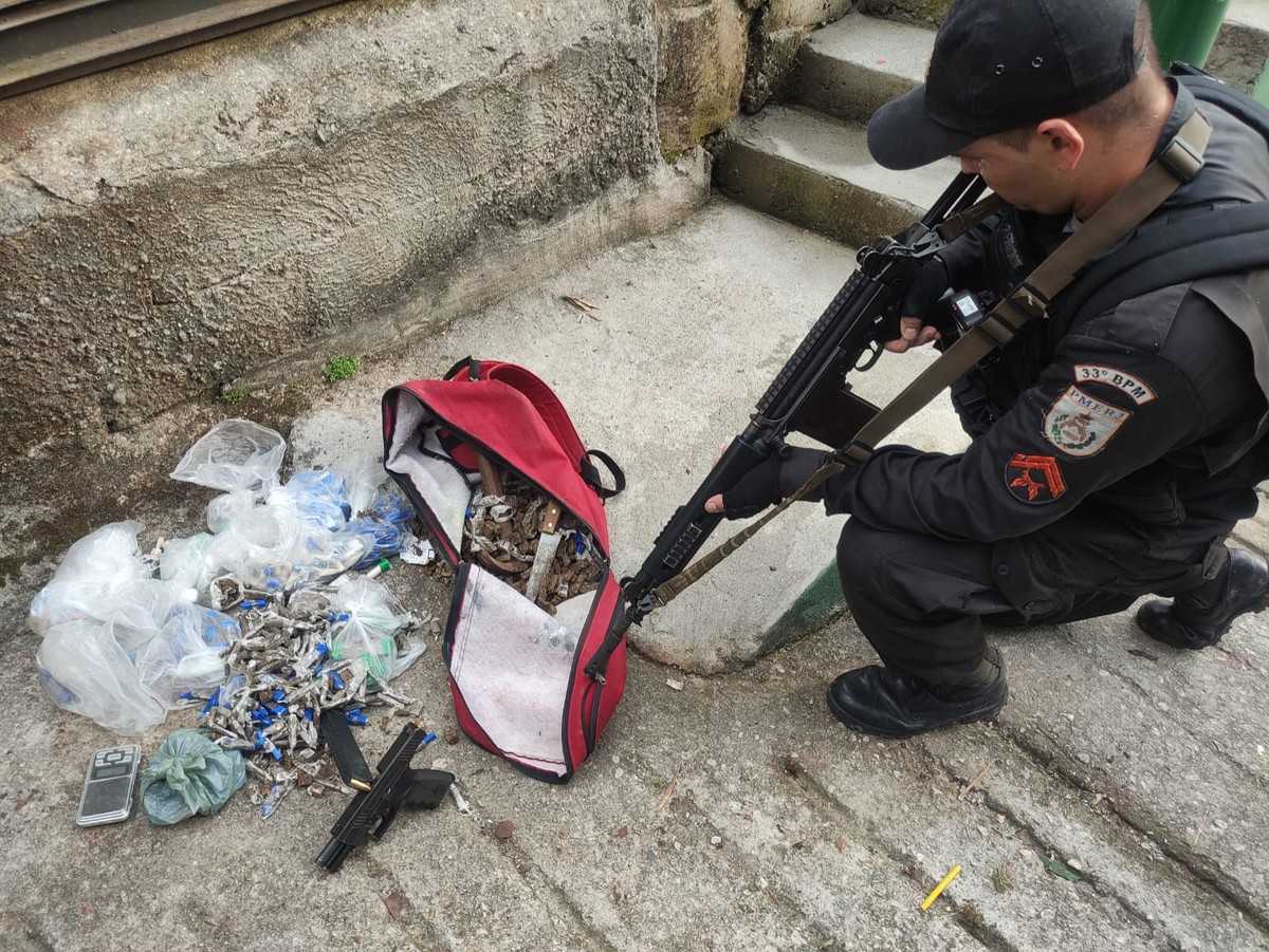 Suspeito de envolvimento com o tráfico de drogas morre após trocar tiros com a PM em Angra dos ...
