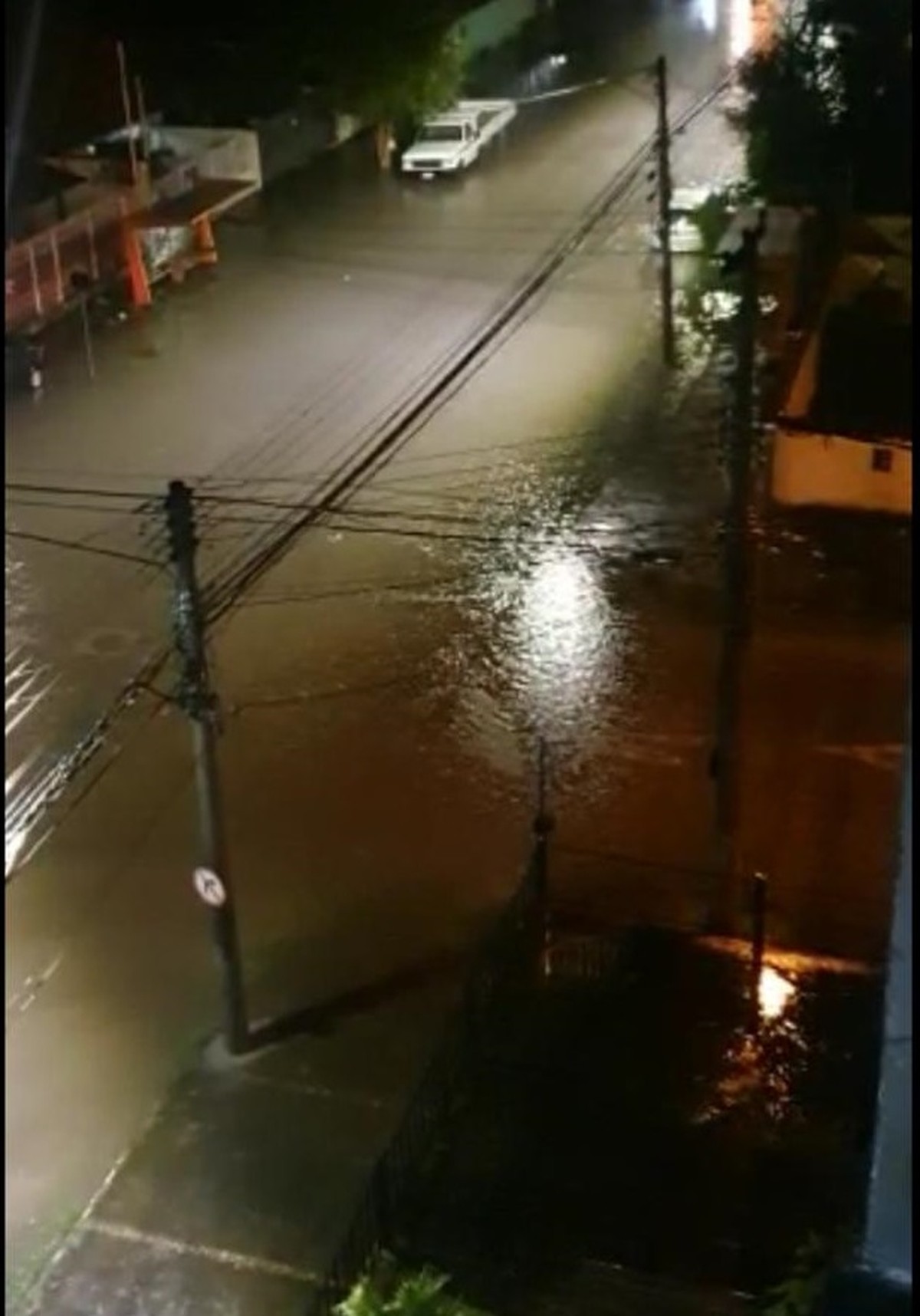 Temporal Alaga Ruas E Causa Deslizamentos De Terra E Queda De Galhos Em