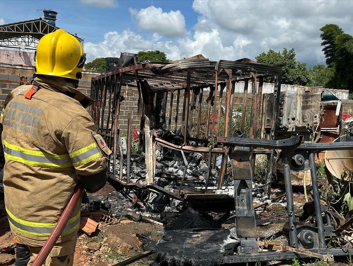 Baú de frigorífico pega fogo e por pouco não provoca explosão em ferro ...