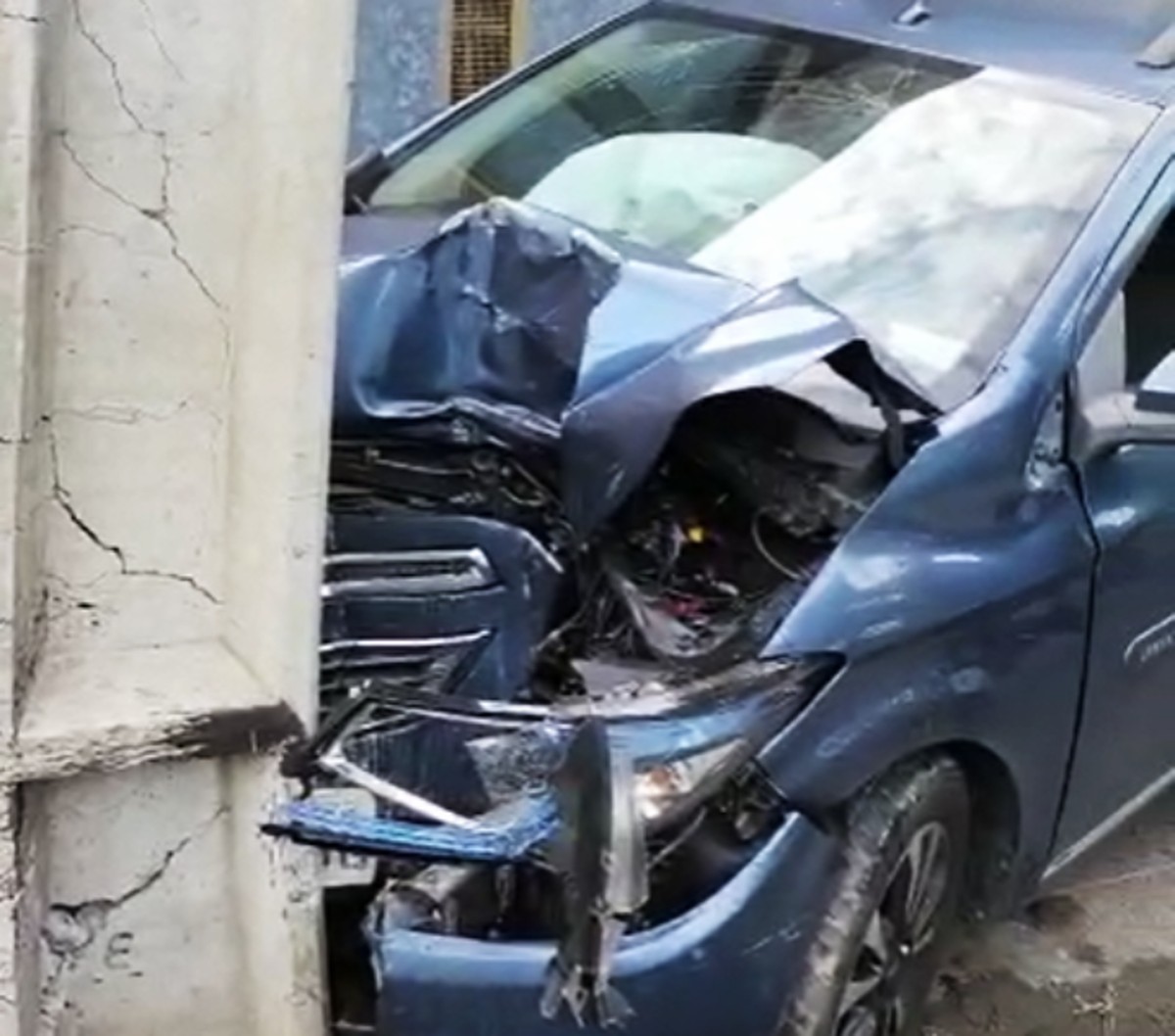 Carro tem frente destruída após motorista bater em poste na Bahia | Bahia | G1