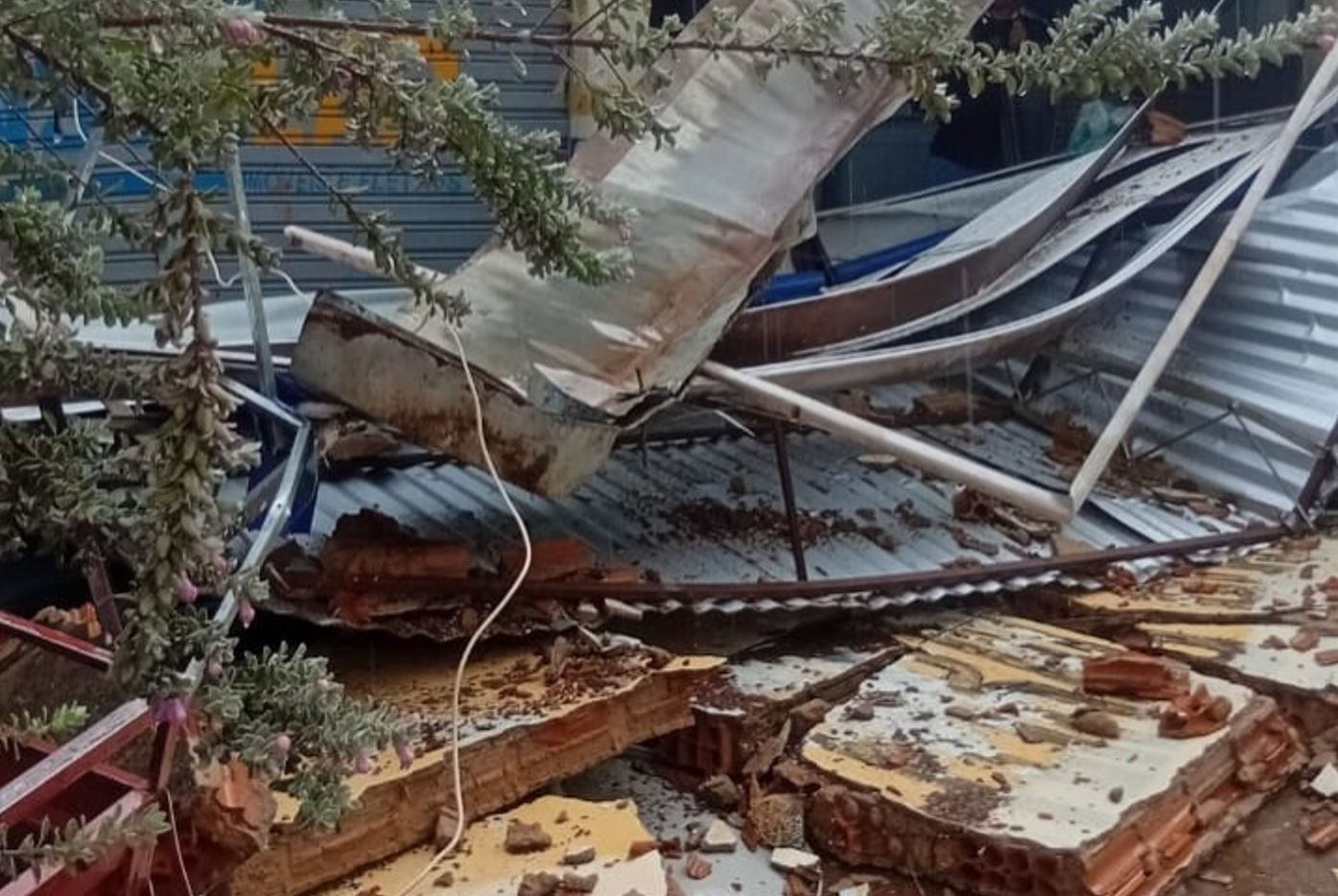 VÍDEO: Parte da estrutura de loja desaba durante ventania no MA | G1