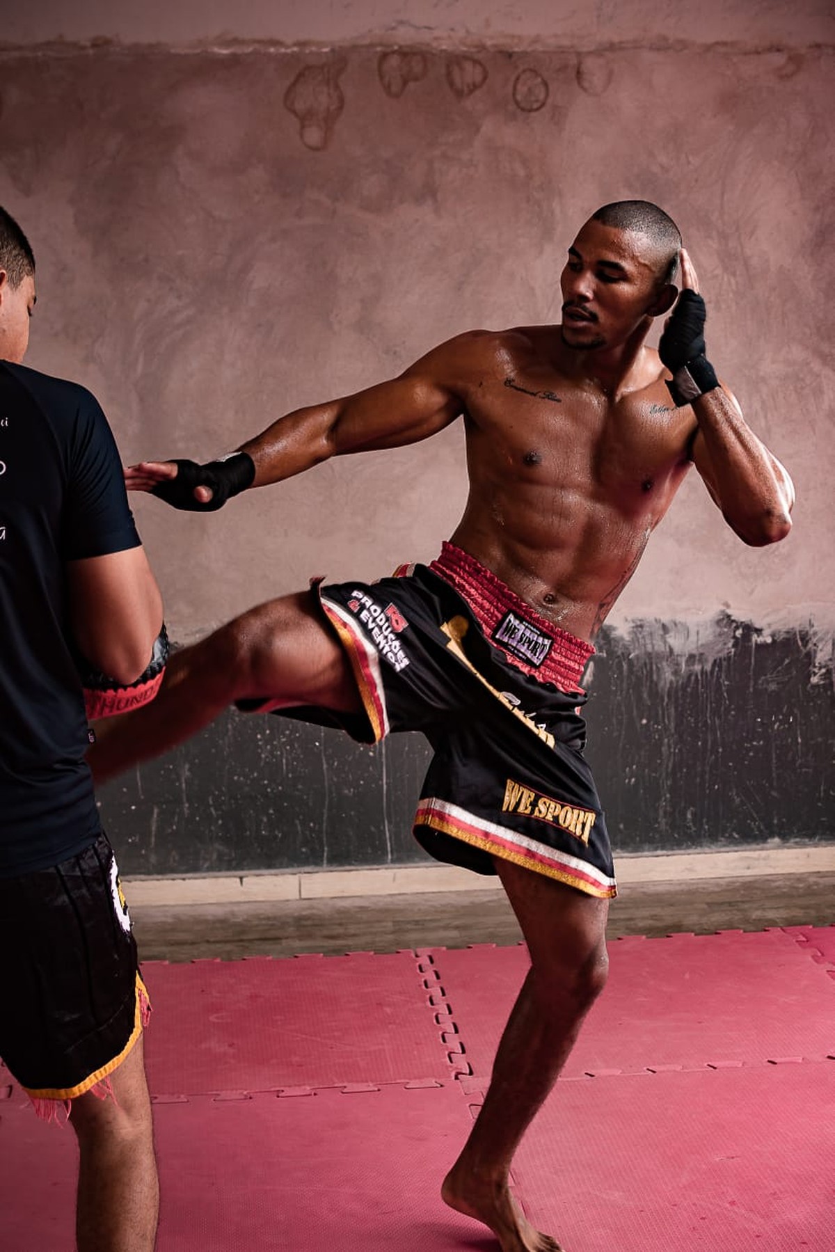 Campeão de kickboxing, atleta de MT faz vaquinha e vende trufas em ...