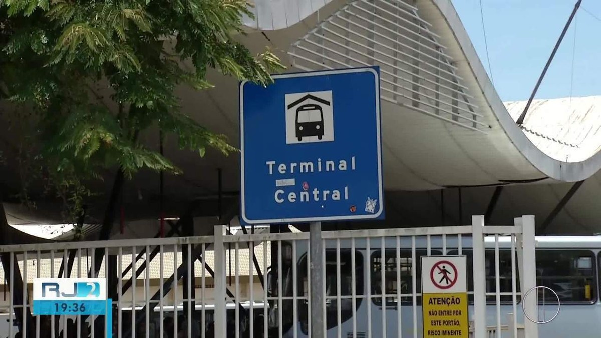 Terminal rodoviário de Macaé, RJ, é fechado e passageiros são ...