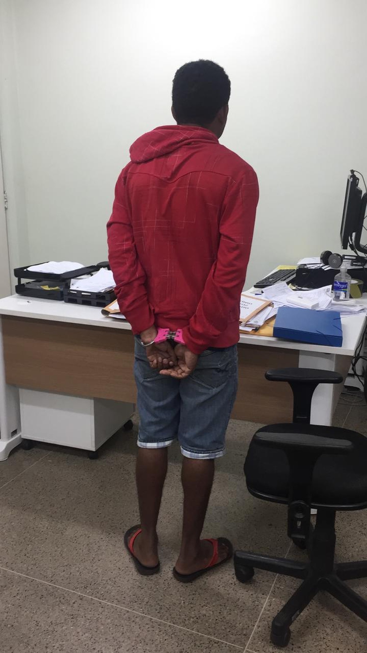 Mãe E Padrasto São Presos Suspeitos De Estuprar Criança De 11 Anos No