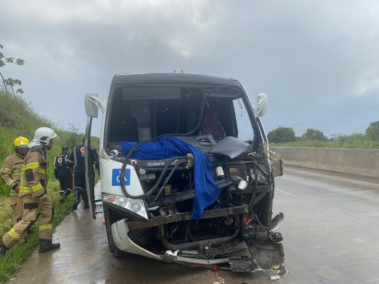 Três pessoas ficam feridas em batida entre carreta e micro-ônibus na BR-101 | Sergipe | G1