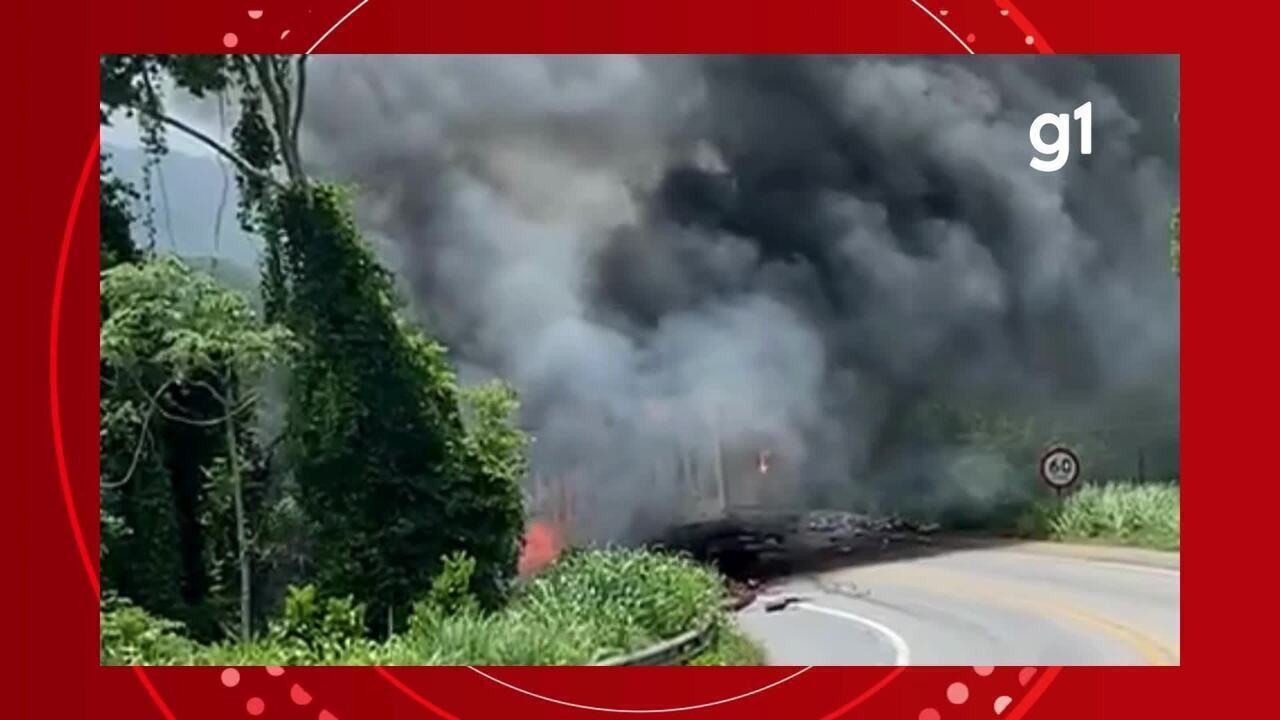 Caminhões pegam fogo após acidente e dois motoristas morrem em serra na BR-070 em MT; vídeo ...