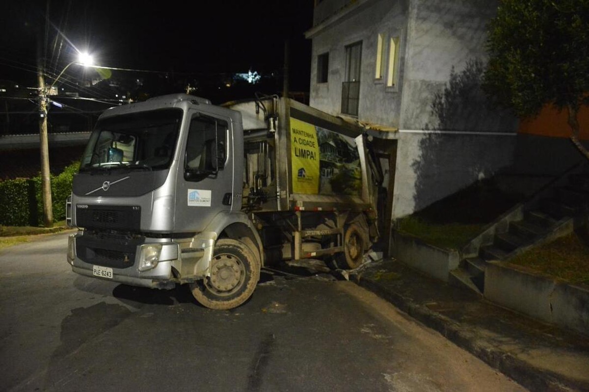 VÍDEO: Caminhão de lixo desce rua desgovernado e bate em muro de casa em MG | Zona da Mata | G1
