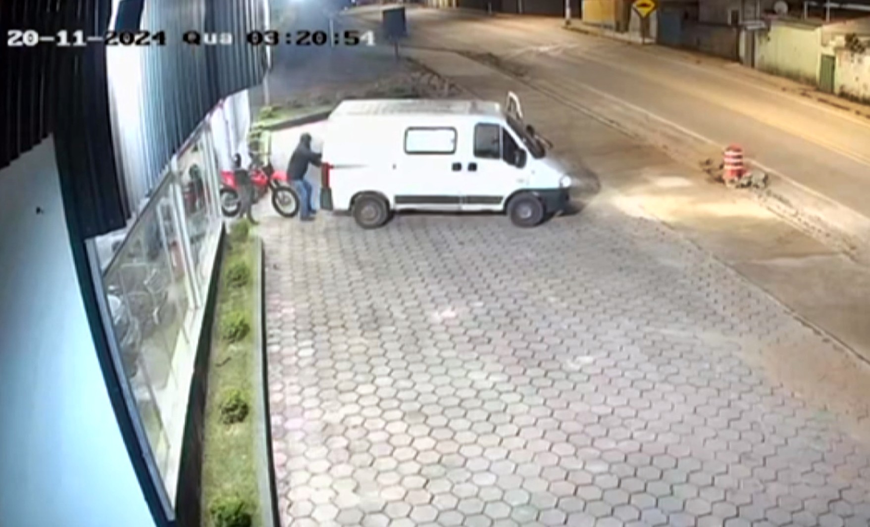 Polícia Militar localiza van usada pela 'gangue da marcha à ré' para ...