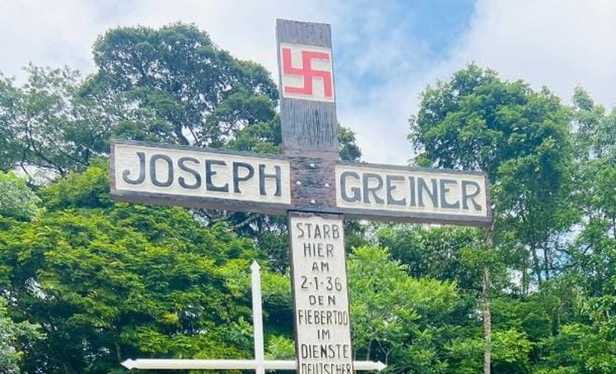 Cruz nazista é restaurada após ser arrancada pela cheia do Rio Jari na ...