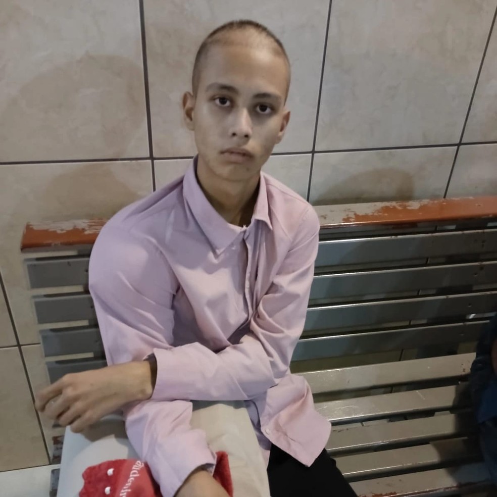 Adolescente de 14 anos descobre câncer raro nos ossos após queda com ...