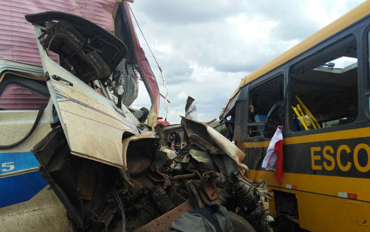 Batida entre carreta e ônibus escolar deixa 3 mortos na BR-116; coletivo seguia para concurso de ...